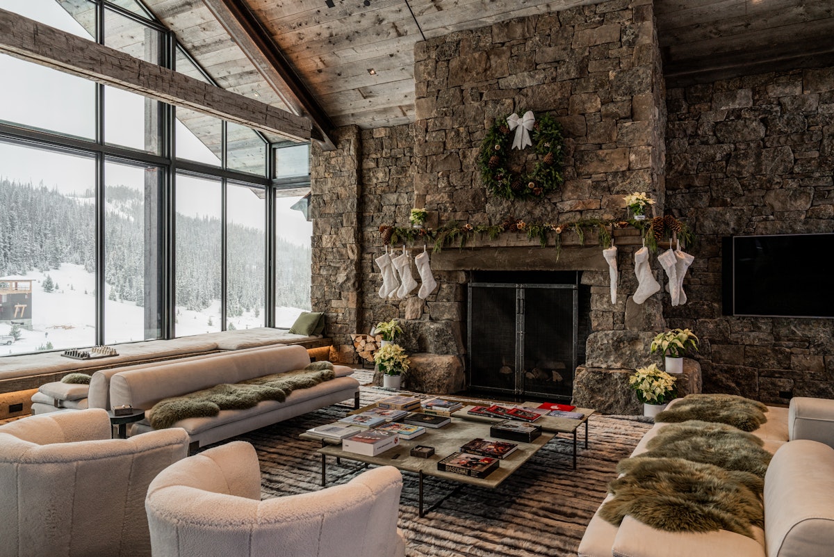 Creating a custom experience with interior holiday décor | Total ...
