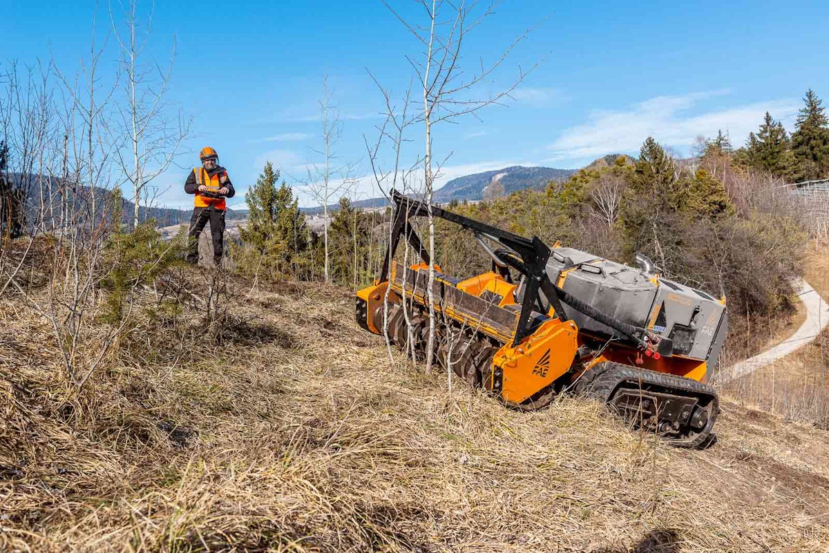 Remote-control mulching machine: FAE’s RCU-55 tracked carrier | Total ...